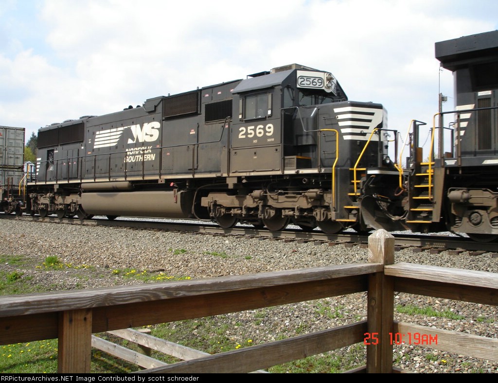 NS 2569 trails a C40-9W heading EB on NS Train 20A